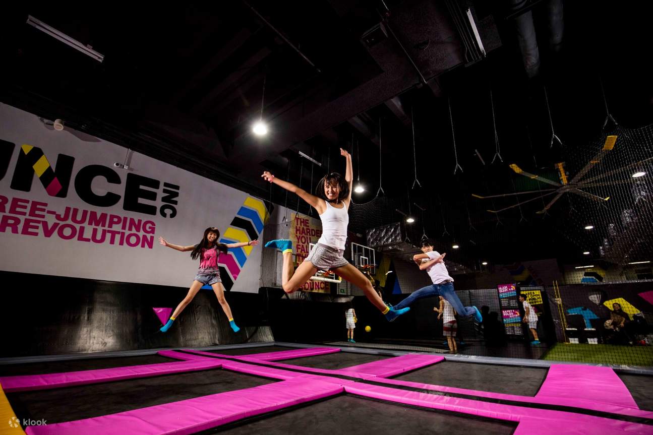 BOUNCE Freestyle-Spielplatz und Indoor-Trampolinpark in Singapur ...